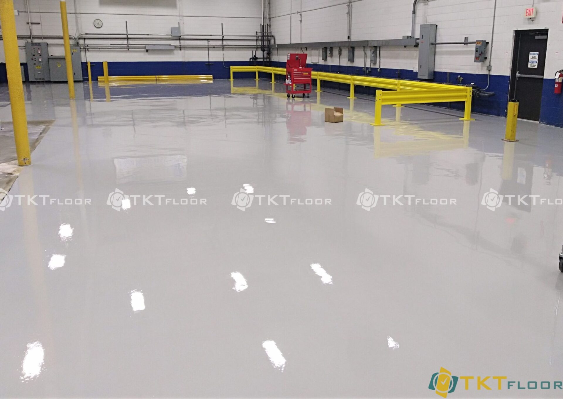 TÌM HIỂU THI CÔNG SƠN EPOXY TỰ SAN PHẲNG - TKT Floor